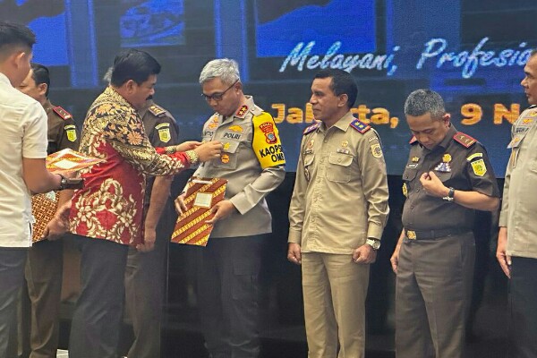 Kapolda Sulut Terima Penghargaan Pin Emas dari Menteri ATR/BPN RI ...