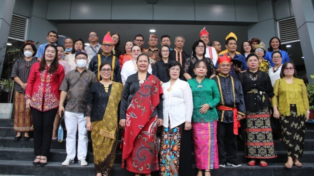 Polimdo Gelar Upacara Hardiknas dengan Menggunakan Baju Adat | Arenapost.id