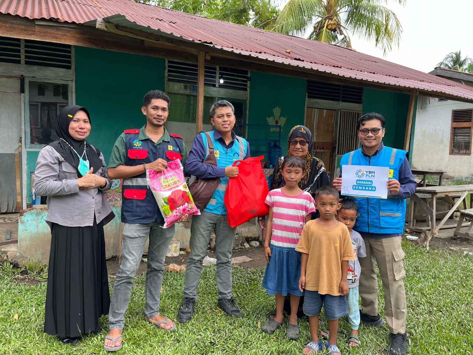 YBM Salurkan Bantuan Sembako untuk Masyarakat Kurang Mampu di 3 Unit Layanan PLN UP3 Tolitoli ...